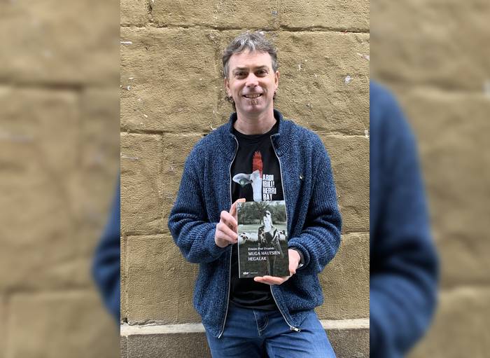 Ernesto Prat lekaroztarrak 'Muga hautsien hegalak' liburua aurkeztu du ...