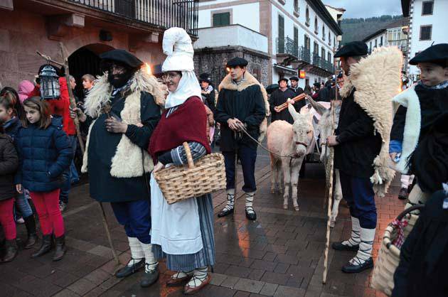 Olentzero eta Maridomingi Elizondon - Baztan - Erran.eus