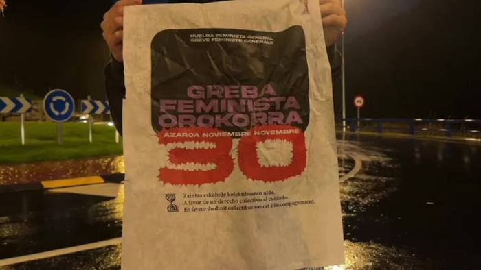 [BIDEOA] Greba feministaren harira N-121-A errepidea hogei minutuz itxi ...