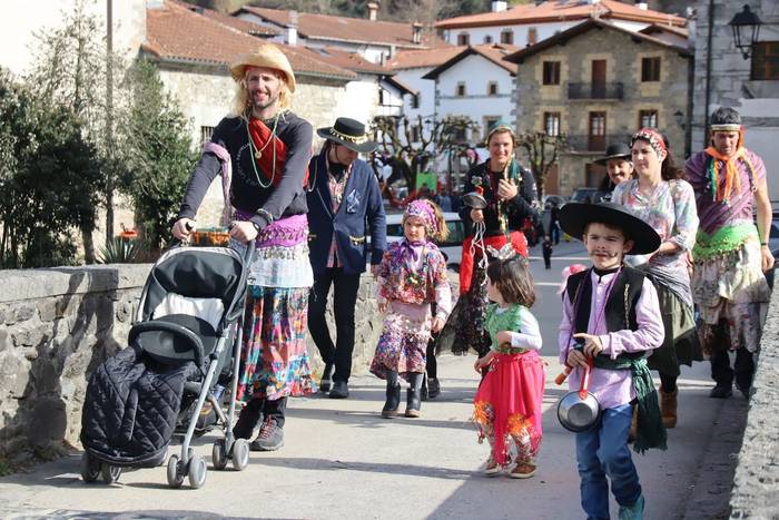 Kaldereroek Goizuetako kaleak kolorez bete zituzten atzo - Leitzaldea ...