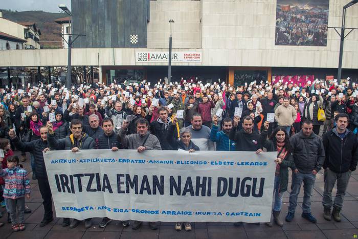 Erdizko proiektuari buruz erabakitzeko eskubidearen alde bildu dira ...