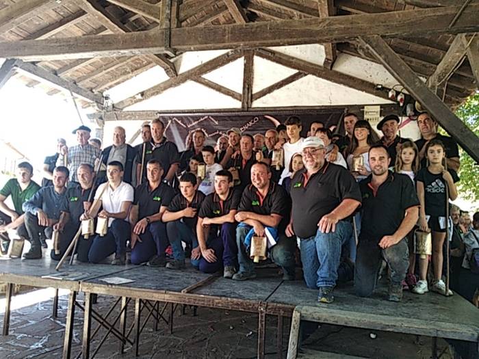 Azienda piriniotarraren lehiaketa sari banaketan makila eman zioten ...