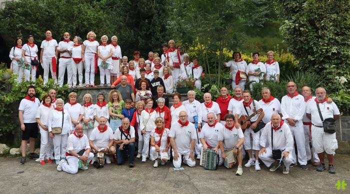 Goizuetako Juan Antonio Lekuonak eta Maribel Lujanbiok kantu artean ...
