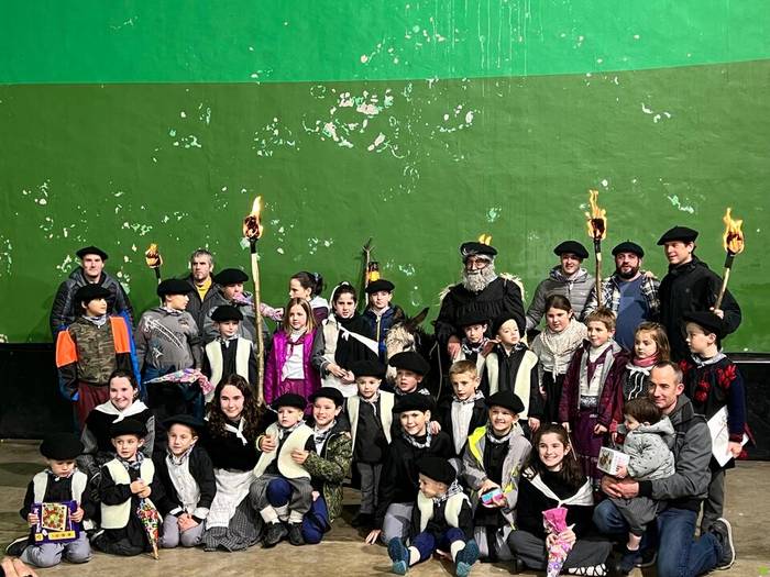 [ARGAZKIAK] Olentzero eta astoa Azpilkuetan izan dira - Baztan - Erran.eus