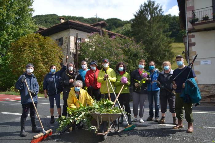 Dozena bat lagun bildu dira Beran Xantel erreka garbitzeko - Bortziriak ...